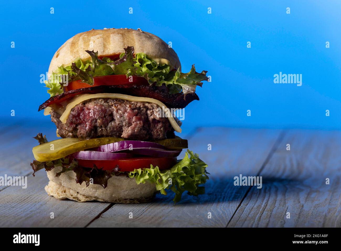 Close-up of a single cheeseburger Stock Photo - Alamy