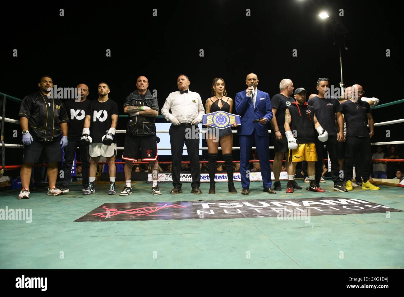 The boxers Salvatore Contino and Mohammed Obbadi and their teams before ...