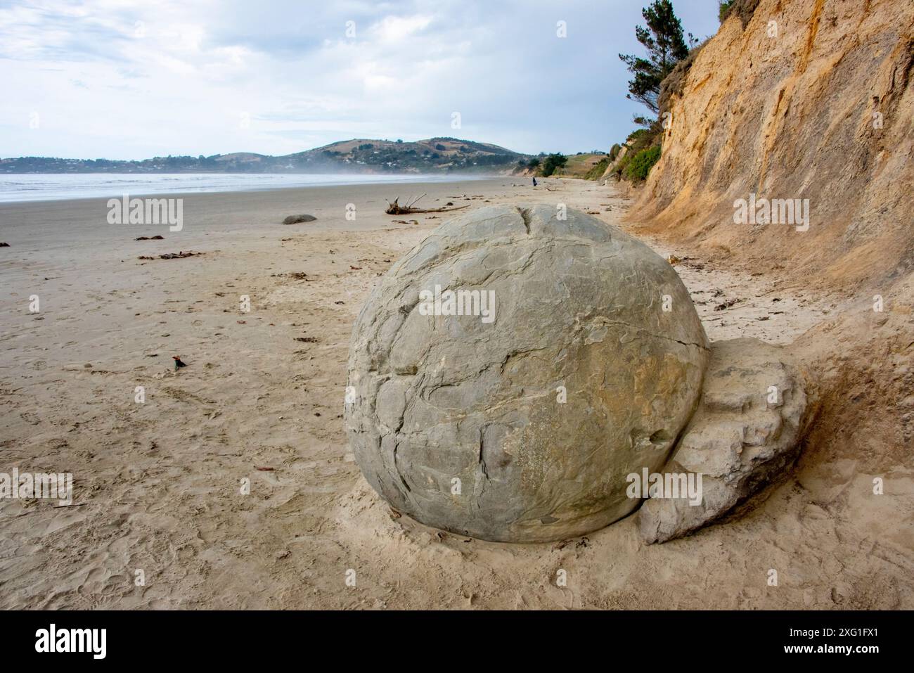 Moeraki boulder new zealand hi-res stock photography and images - Alamy