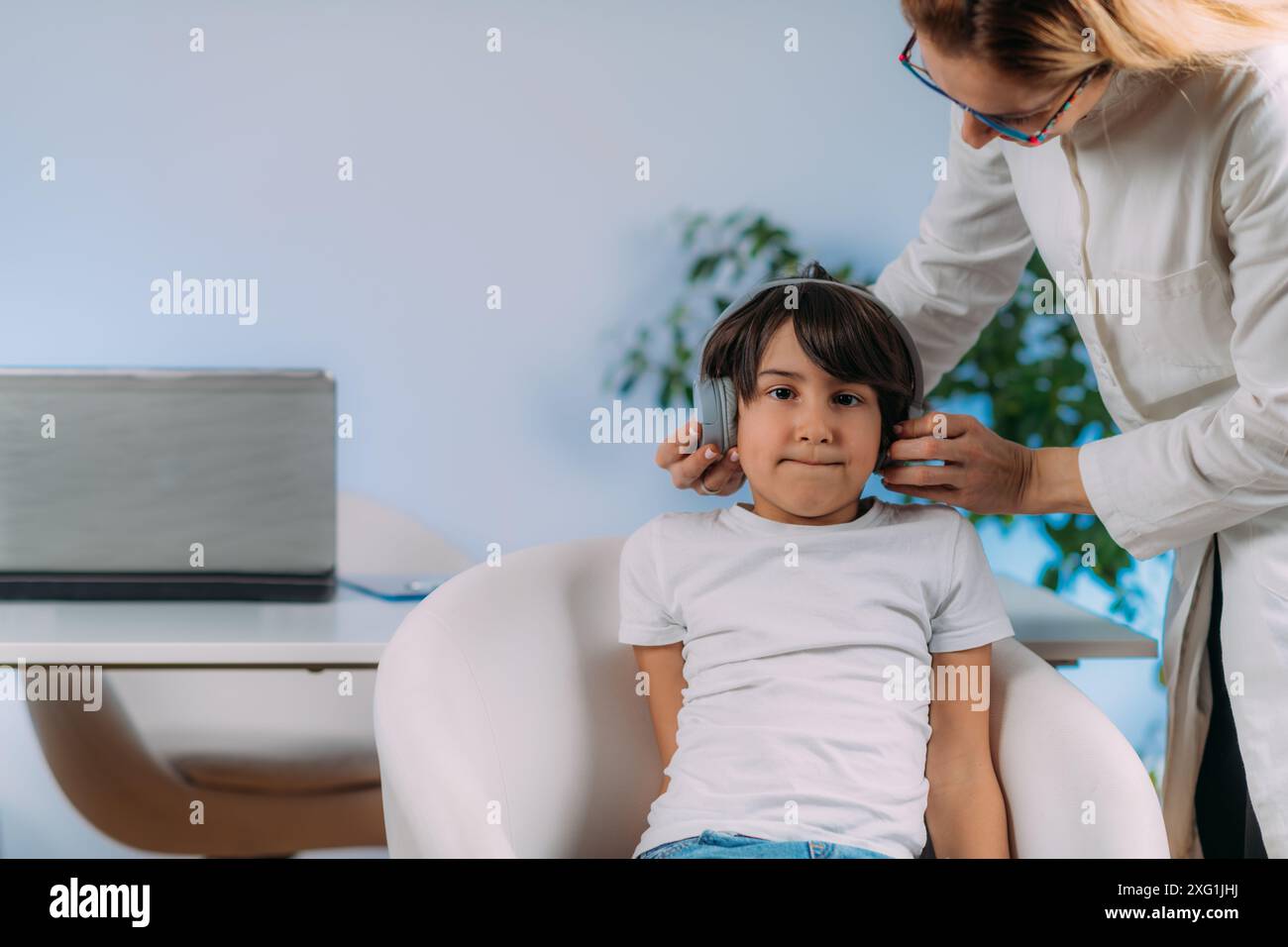 Hearing test kid hi-res stock photography and images - Alamy