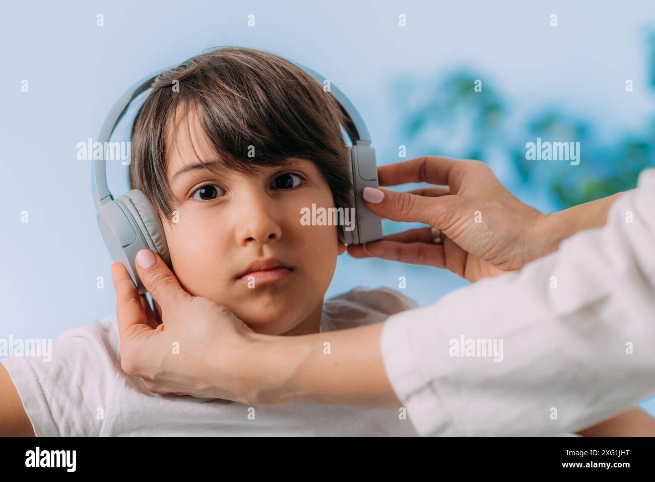 Audiologist doctor doing ear hi-res stock photography and images - Alamy