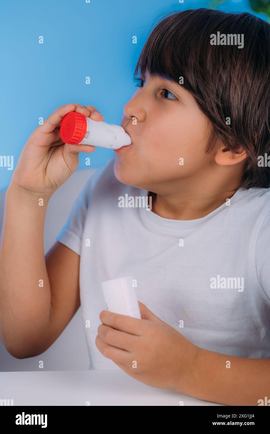 Pulmonologist helping boy with inhaler Stock Photo - Alamy
