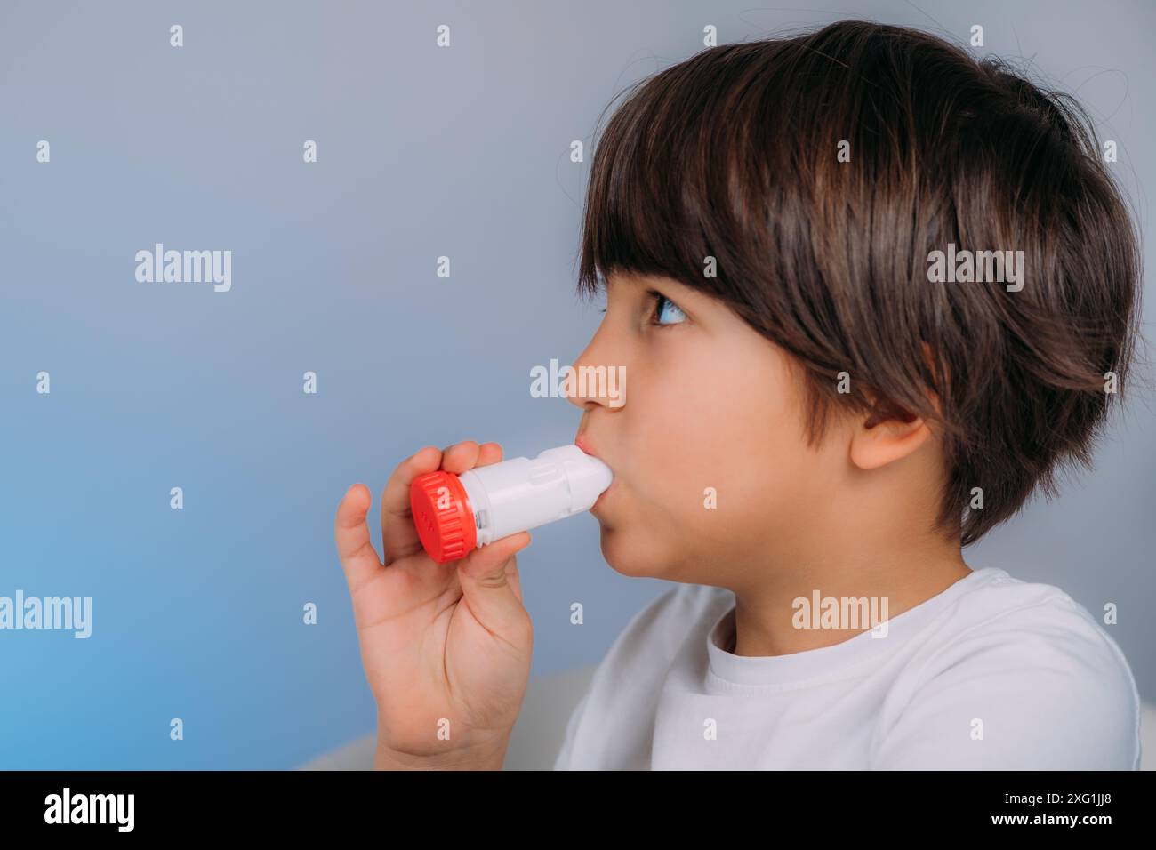 Pulmonologist helping boy with inhaler Stock Photo - Alamy