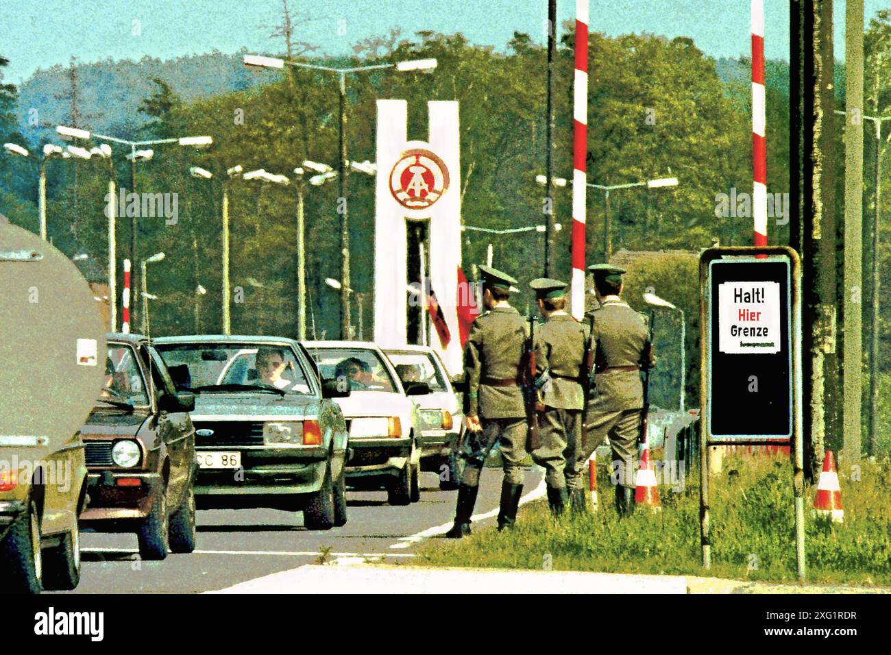 Zonengrenzkontrollpunkt Helmstedt-Marienborn. DDR Grenzer halten Wache ...