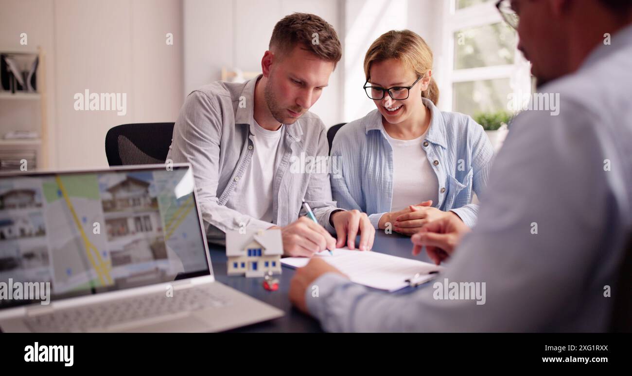 Latino couple estate planning hi-res stock photography and images - Alamy