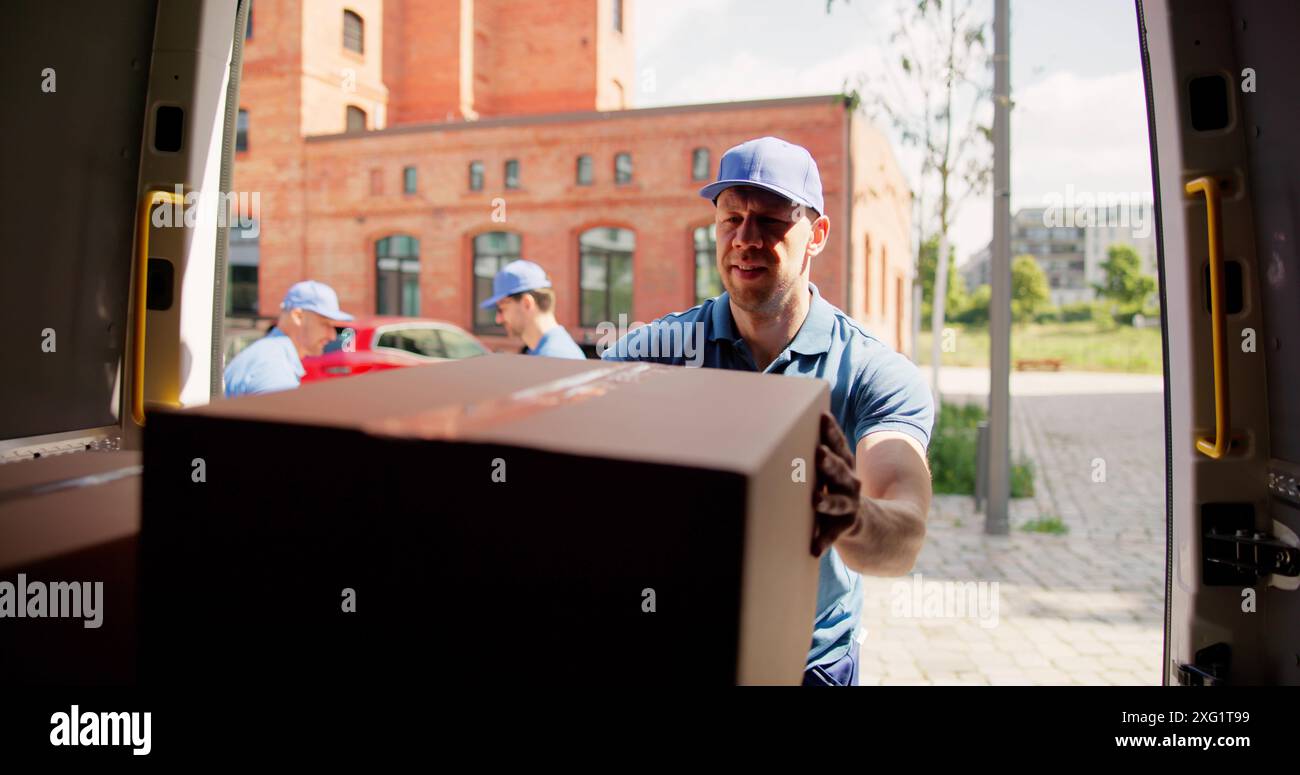 Two couriers carrying boxes hi-res stock photography and images - Alamy