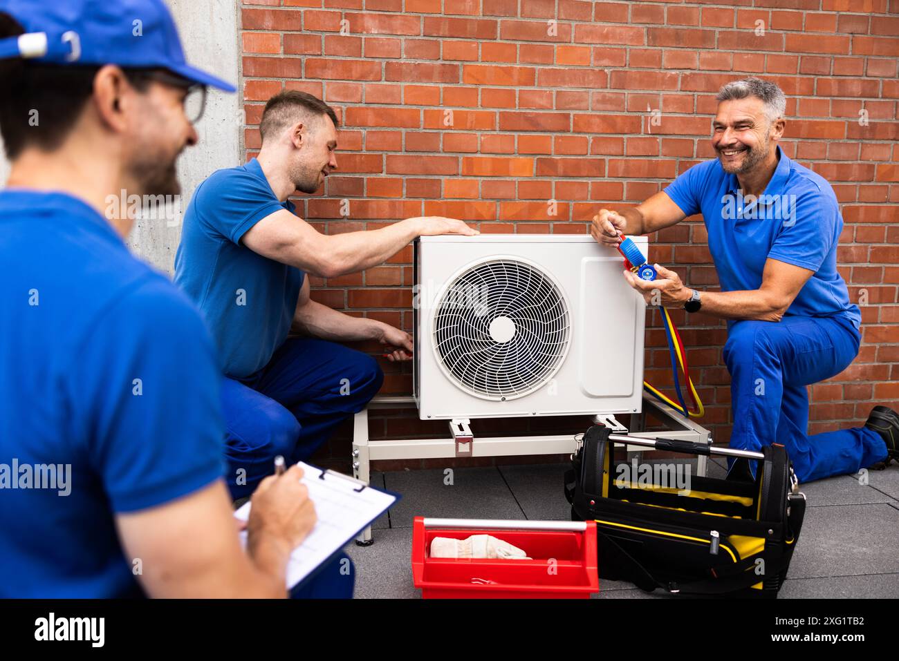Engineer servicing air conditioner hi-res stock photography and images ...