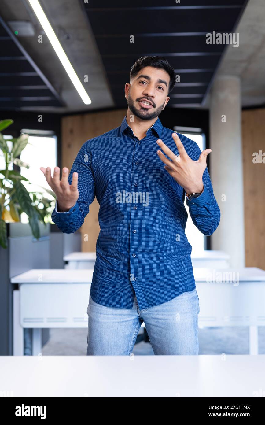 Explaining with hand hi-res stock photography and images - Alamy