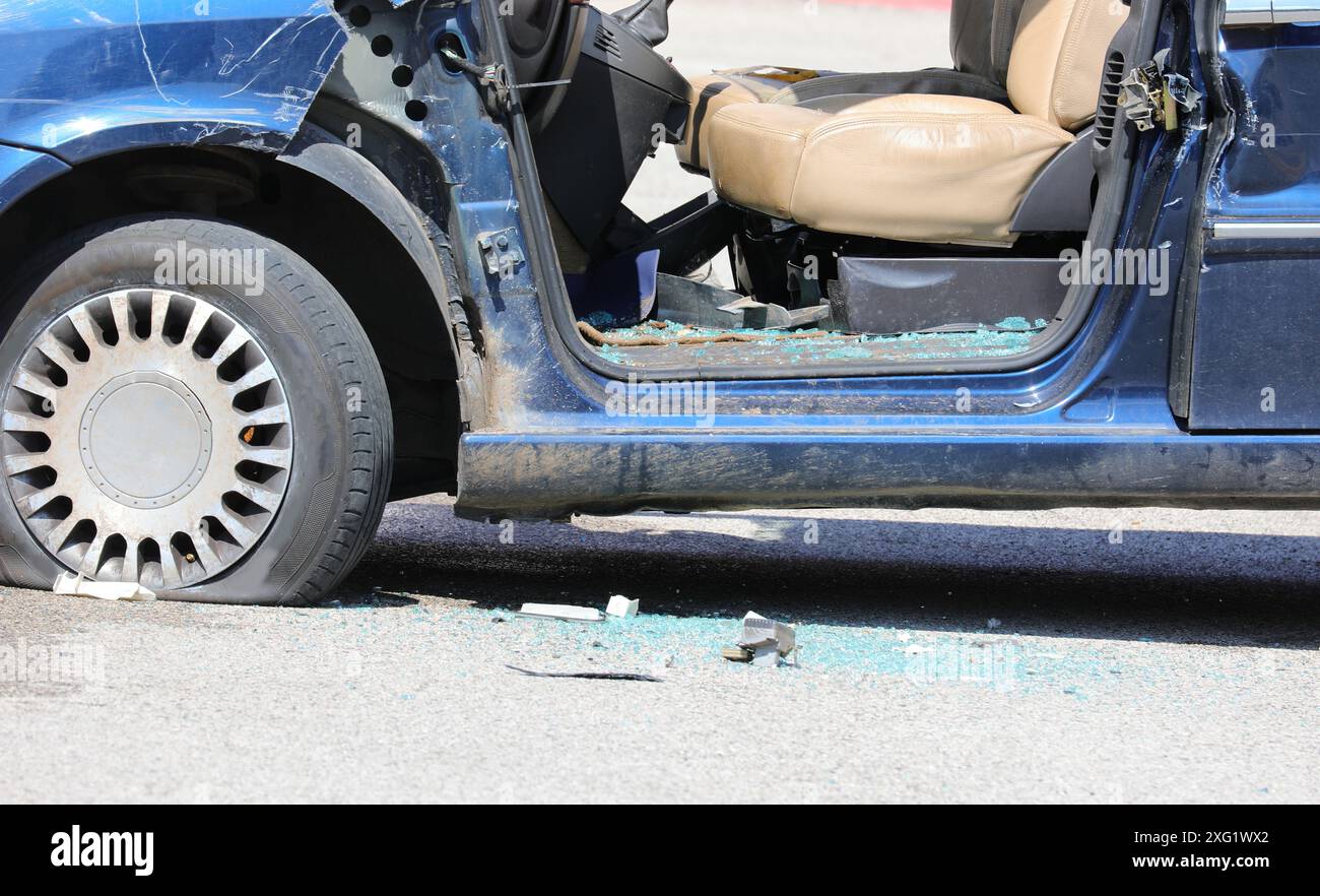 Completely destroyed vehicle broken hi-res stock photography and images ...