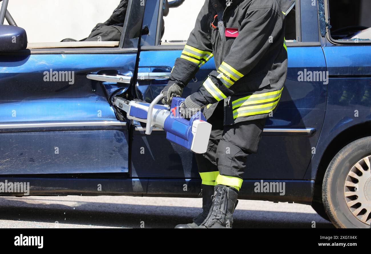 Pry open door hi-res stock photography and images - Alamy