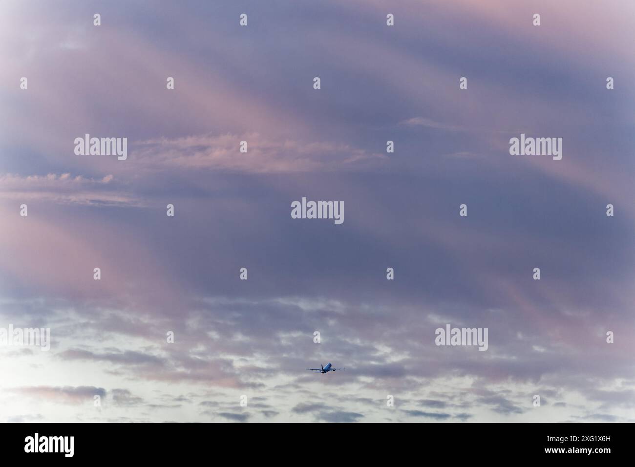 Cologne, Germany. 06th July, 2024. An airplane takes off from Cologne ...