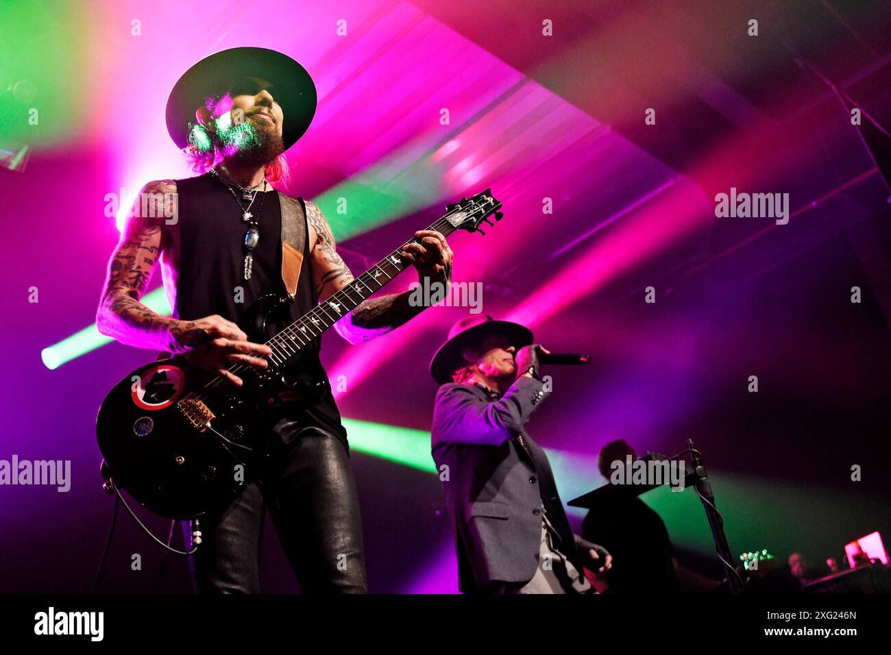 Dave Navarro und Sänger Perry Farrell Jane s Addiction bei einem ...