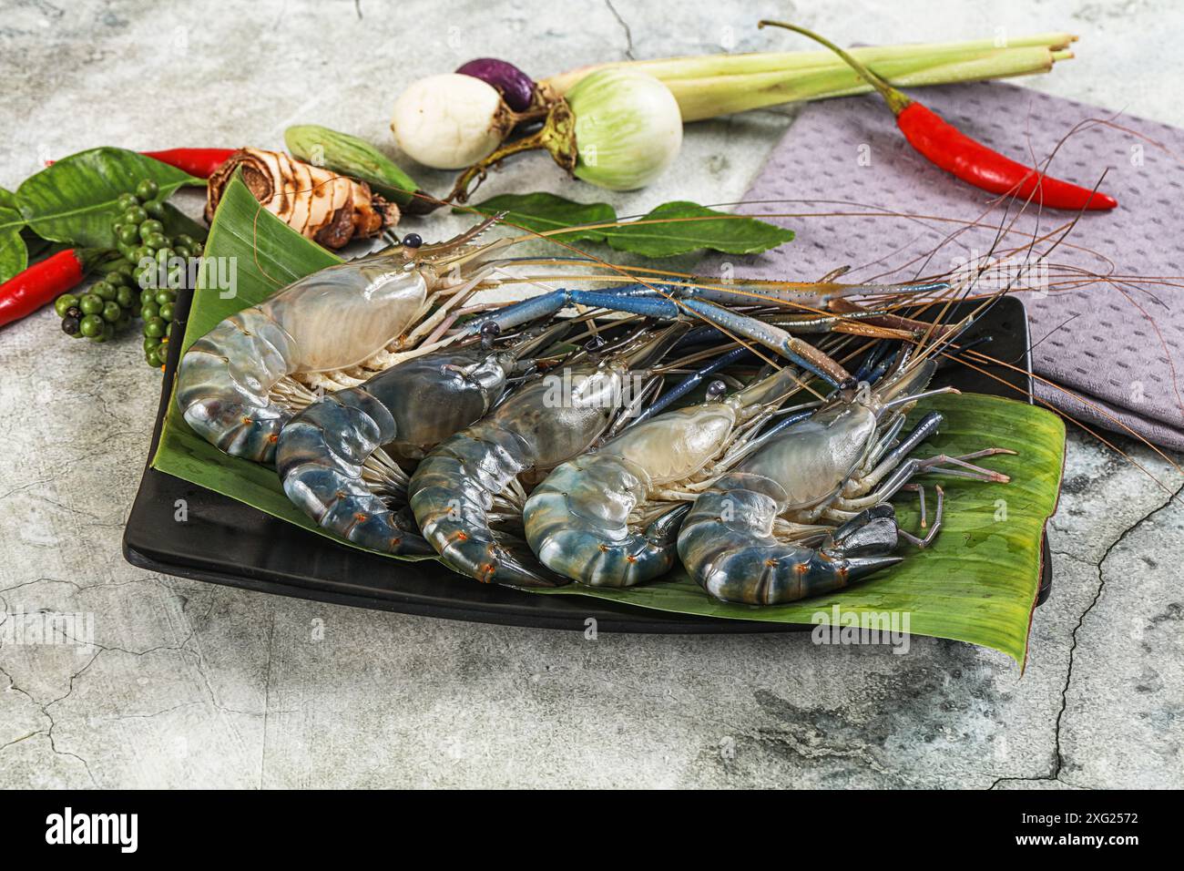 Raw blue river prawn in the plate for cooking Stock Photo - Alamy