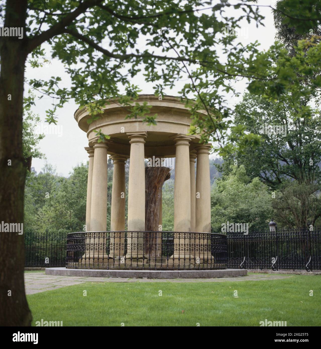 Old tree of Gernika. Casa de Juntas (Meeting house). Gernika. Basque ...