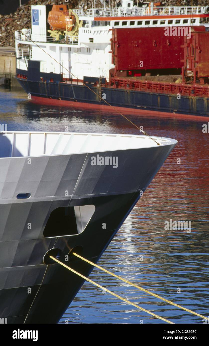 Ships tied port hi-res stock photography and images - Alamy
