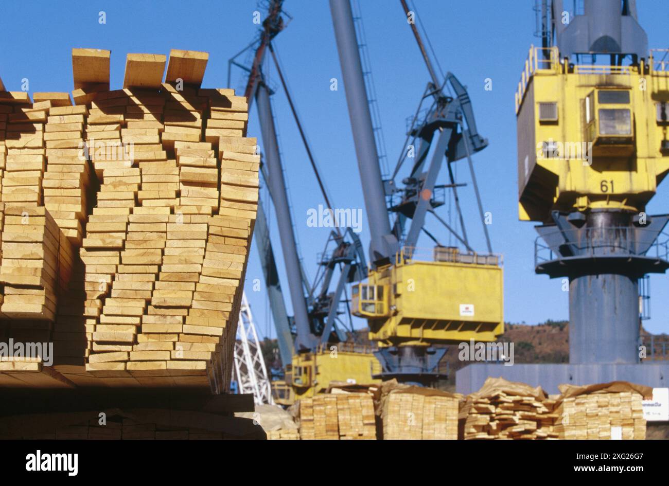 Unloading timber at Port of Pasajes. Guipuzcoa. Spain Stock Photo - Alamy