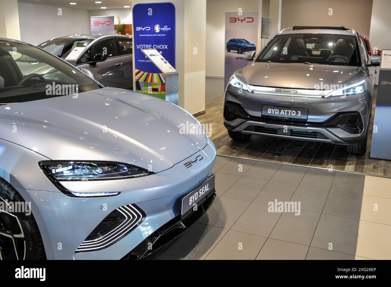 Byd car paris hi-res stock photography and images - Alamy