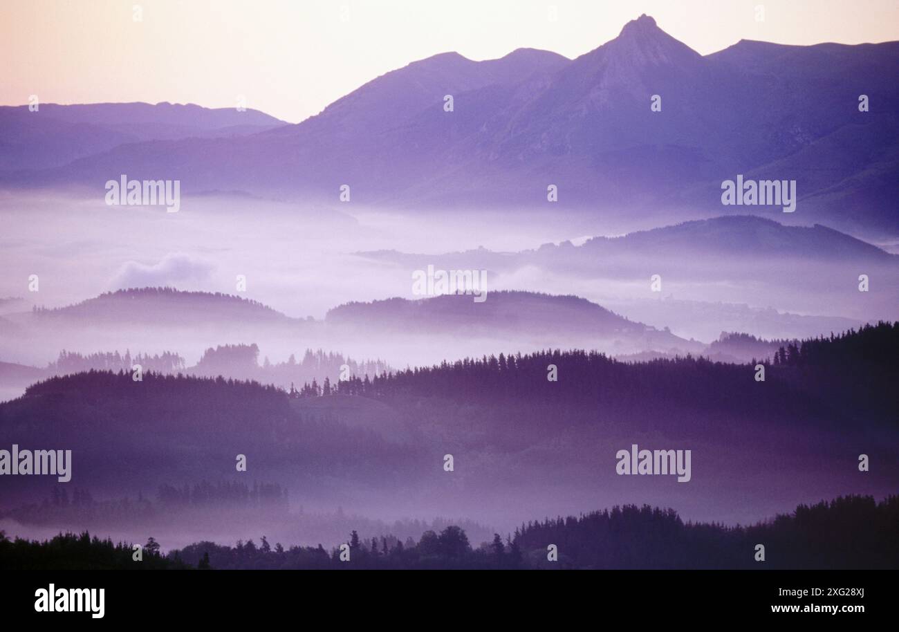 Mount txindoki hi-res stock photography and images - Alamy