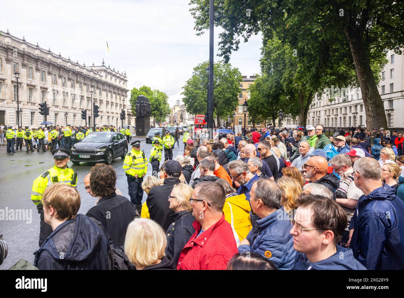 London, UK. 05 JUL, 2024. Police hold back awaiting crowds in ...