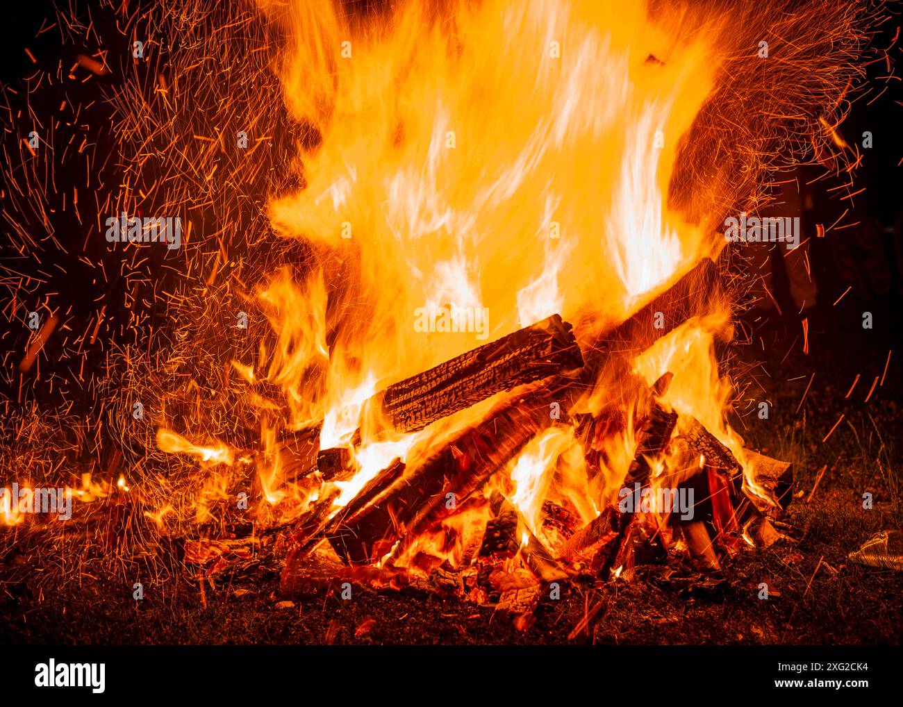 sparks and hot embers, campfire burns brightly on a summer night Stock ...
