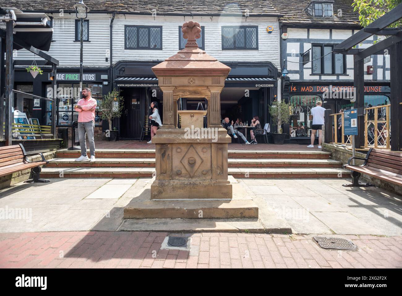 East Grinstead, June 29th 2024: Water fountain in the High Street Stock ...