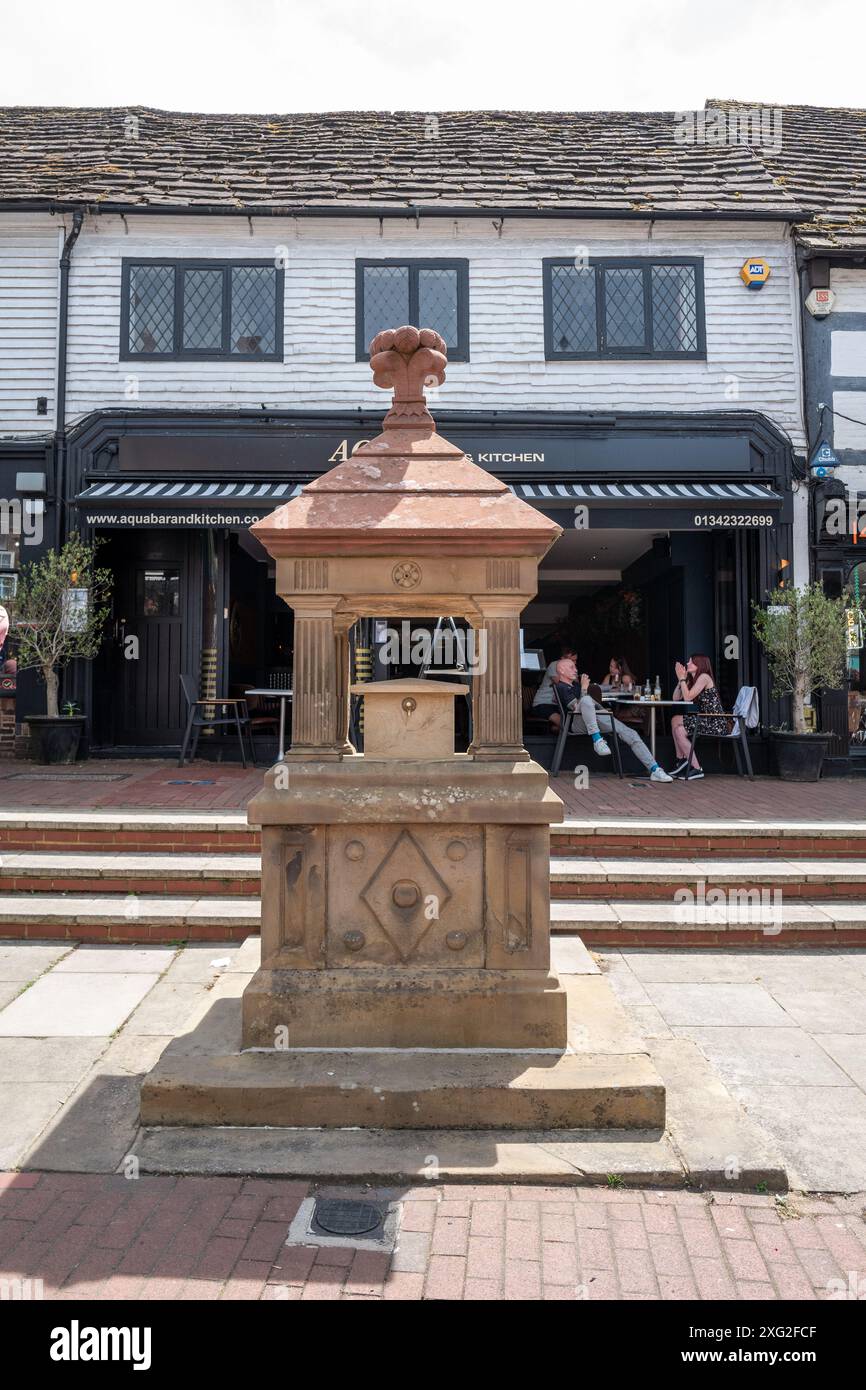 East Grinstead, June 29th 2024: Water fountain in the High Street Stock ...