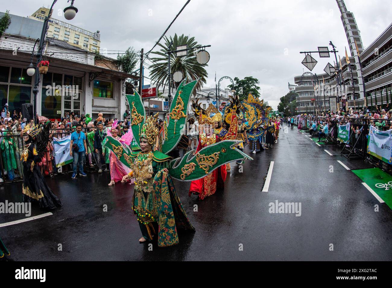 ASIA AFRIKA FESTIVAL 2024 CULTURE OF PEACE Carnival participants ...