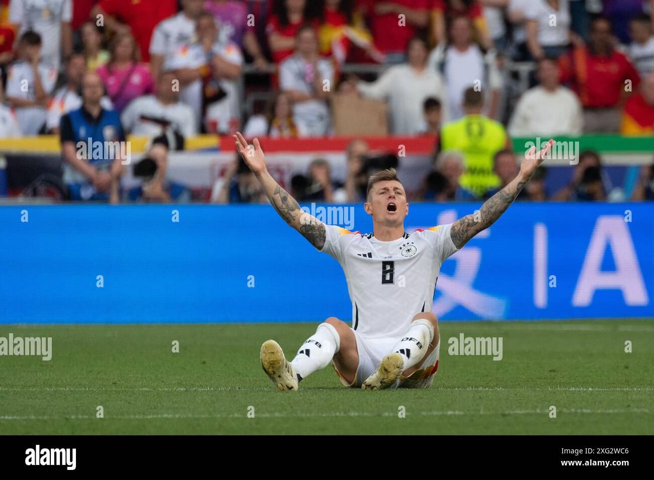 Toni Kroos (Deutschland #08) am boden, gestikuliert, beschwert sich ...