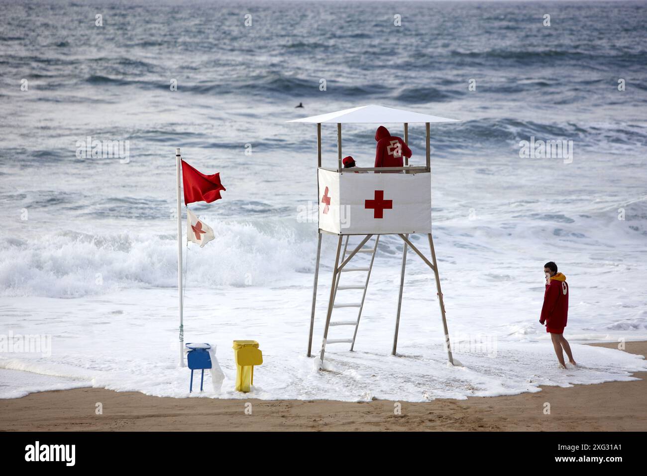 Red cross lifeguard chair hi-res stock photography and images - Alamy