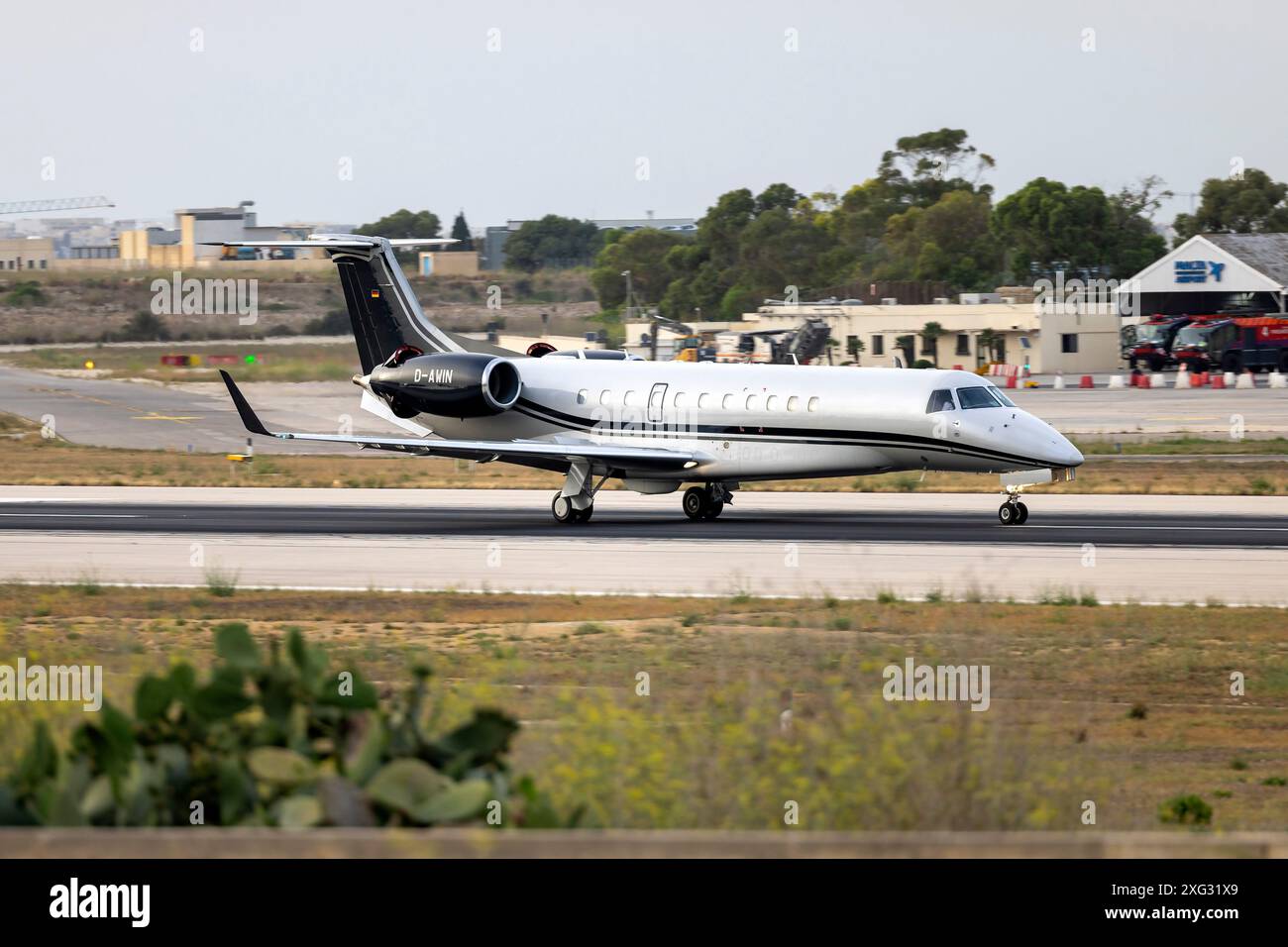 VistaJet Embraer Legacy 650E (REG: D-AWIN) landing runway 13 Stock ...