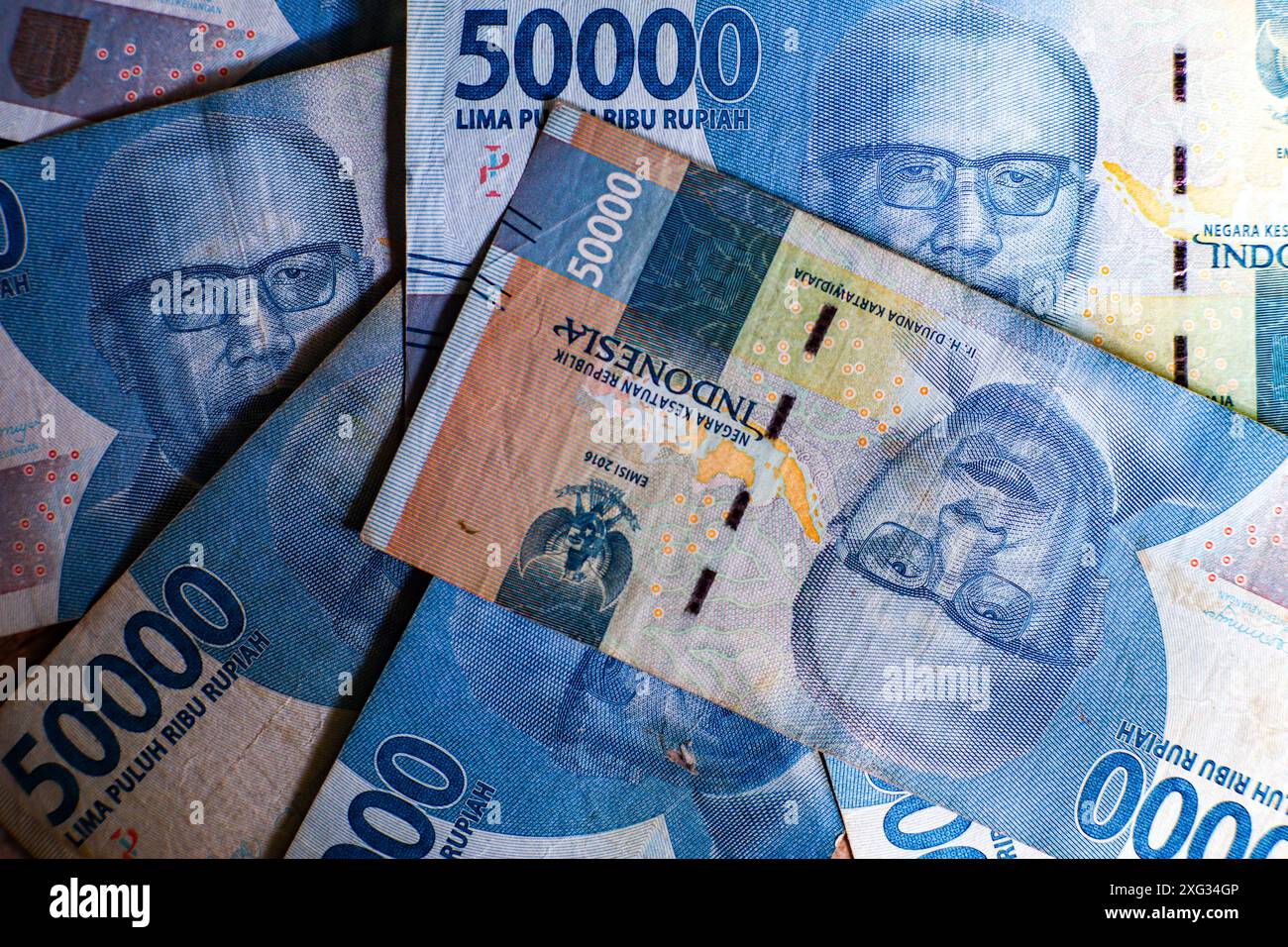Stack of fifty thousand Indonesian rupiah banknotes Stock Photo - Alamy