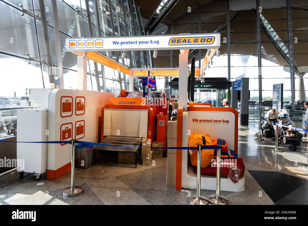 Plastic wrap airport hi-res stock photography and images - Alamy
