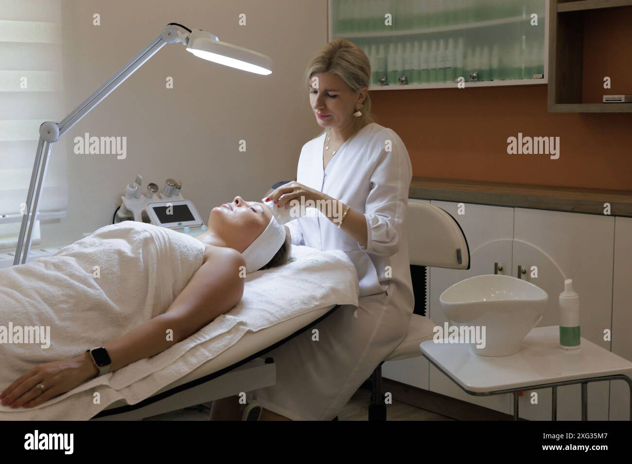 Cabinet filler hi-res stock photography and images - Alamy