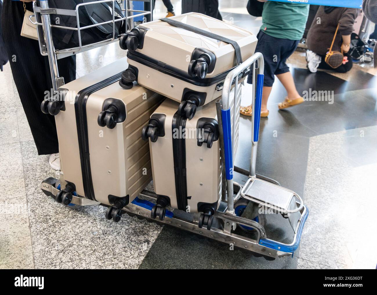 Luggage transfer trolley heavy hi-res stock photography and images - Alamy
