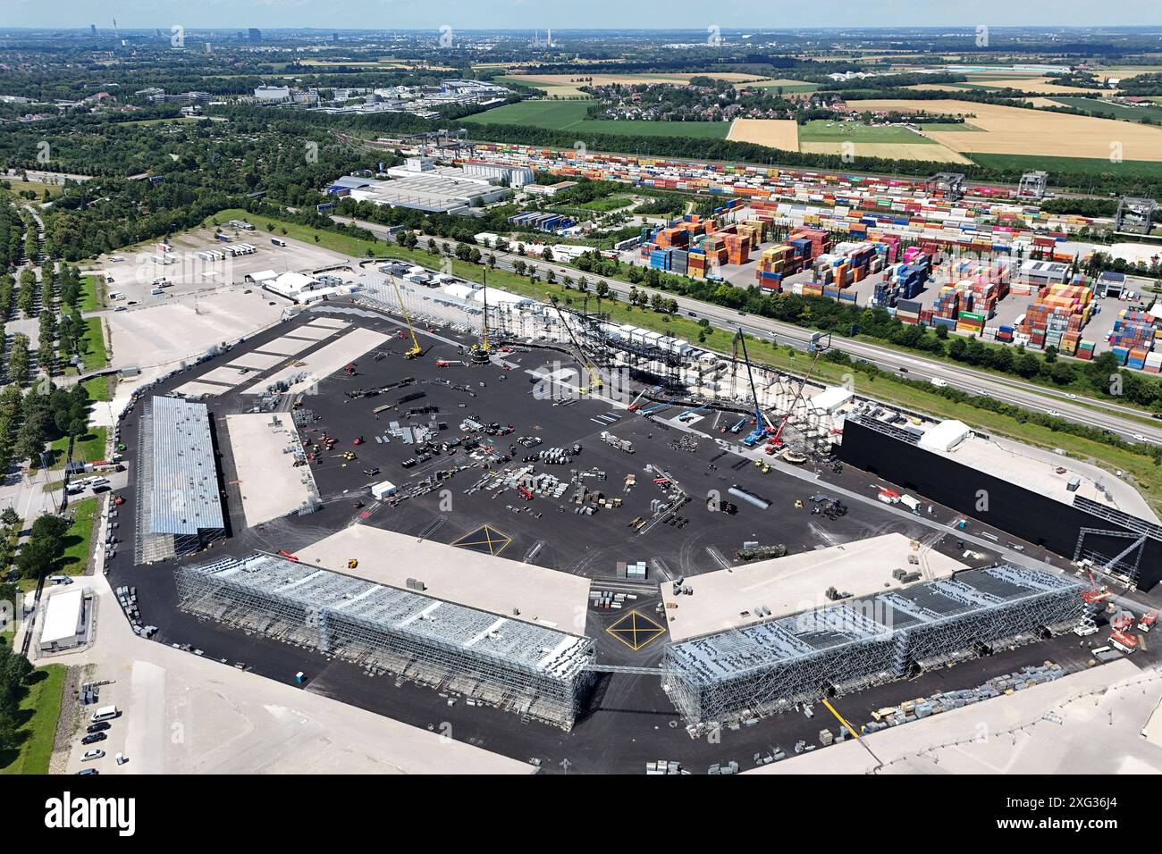 Aufbau einer riesigen Open Air Arena fuer die Europa Konzerte von Adele im August Auf dem ...