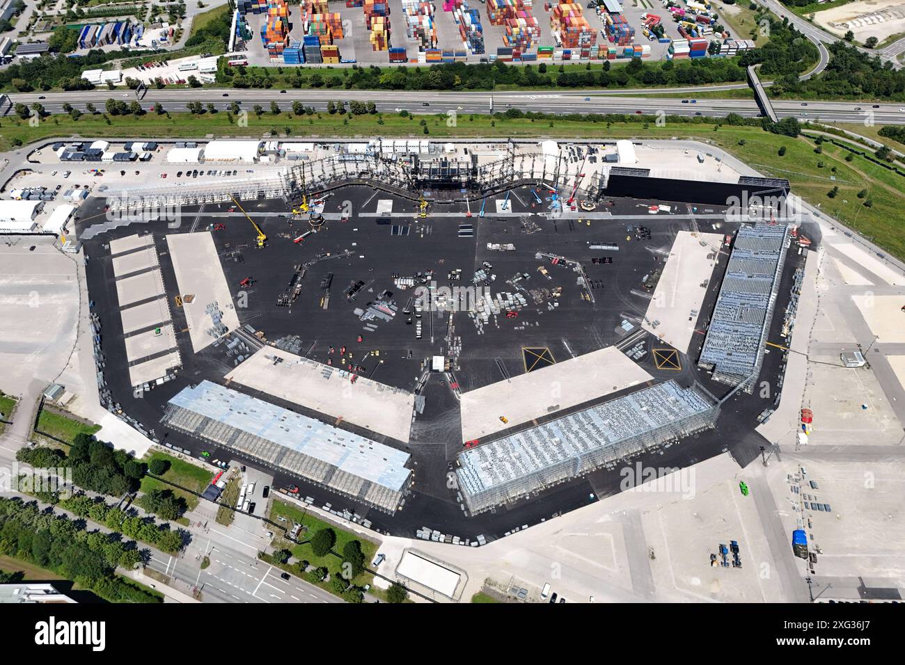 Aufbau einer riesigen Open Air Arena fuer die Europa Konzerte von Adele ...
