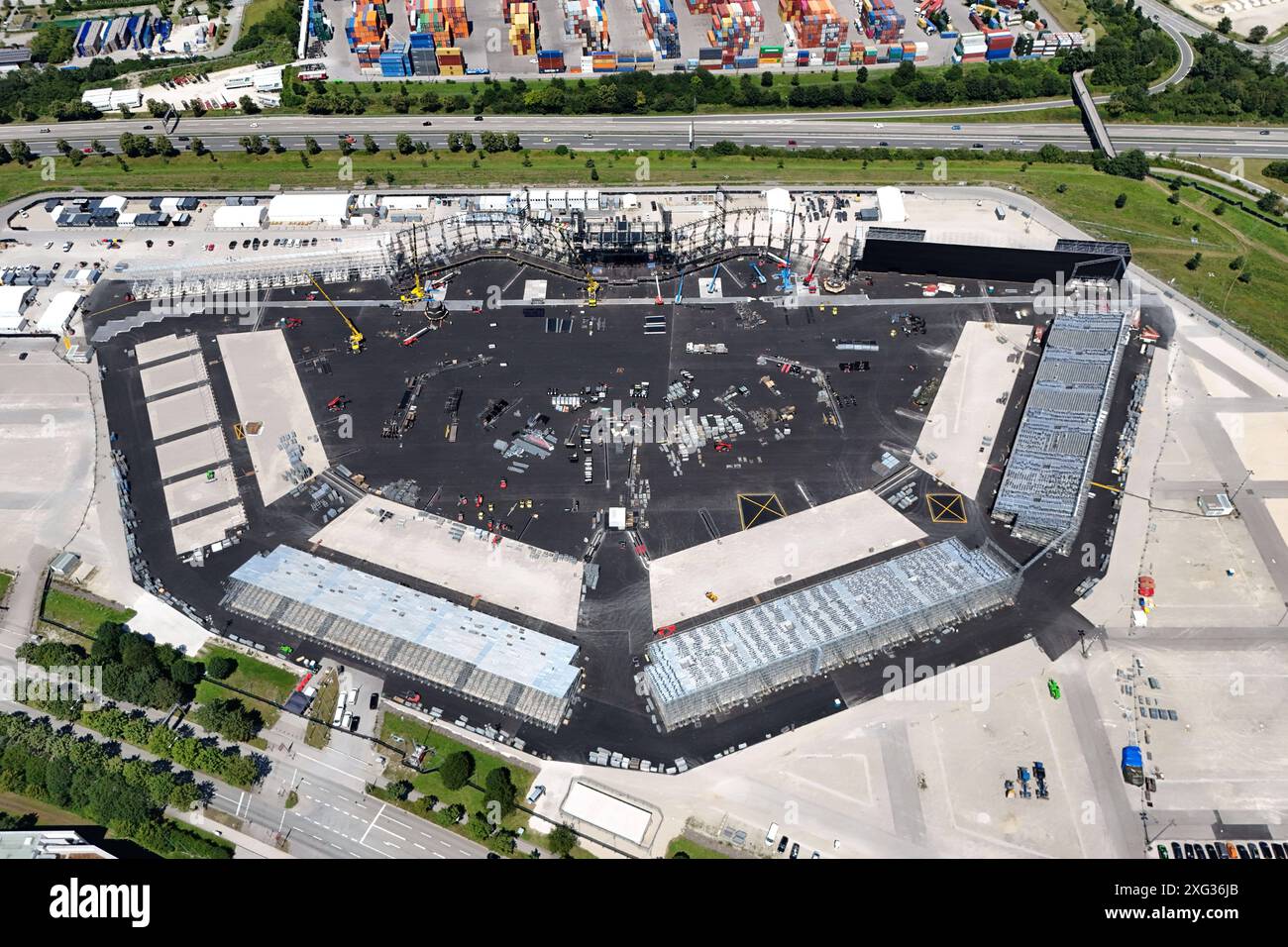 Aufbau einer riesigen Open Air Arena fuer die Europa Konzerte von Adele im August Auf dem ...
