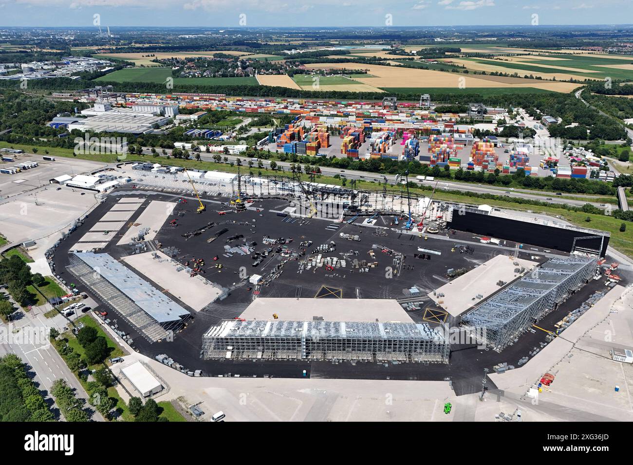 Aufbau einer riesigen Open Air Arena fuer die Europa Konzerte von Adele im August Auf dem ...