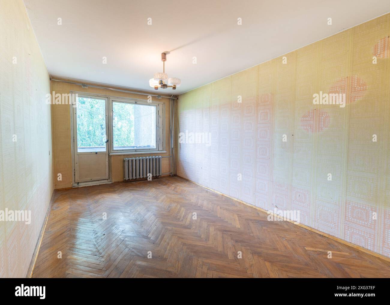 Old messy bad condition apartment hi-res stock photography and images ...