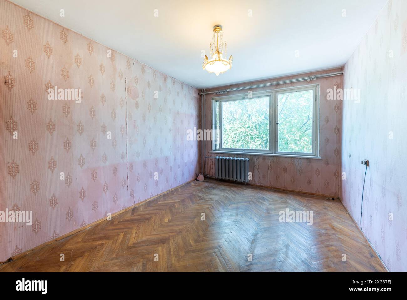 Old messy condition apartment hi-res stock photography and images - Alamy