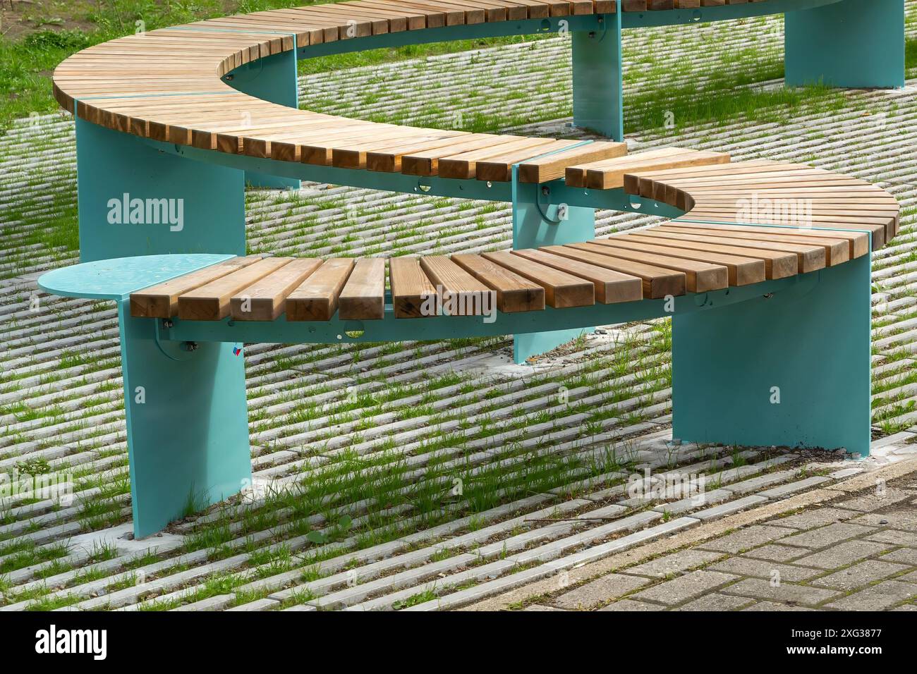 Modern wooden serpentine park bench Stock Photo - Alamy