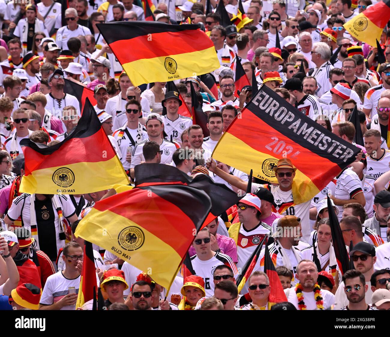 Fanmarsch vor dem Spiel, deutsche Fans, Flaggen, Fahnen, Stimmung ...