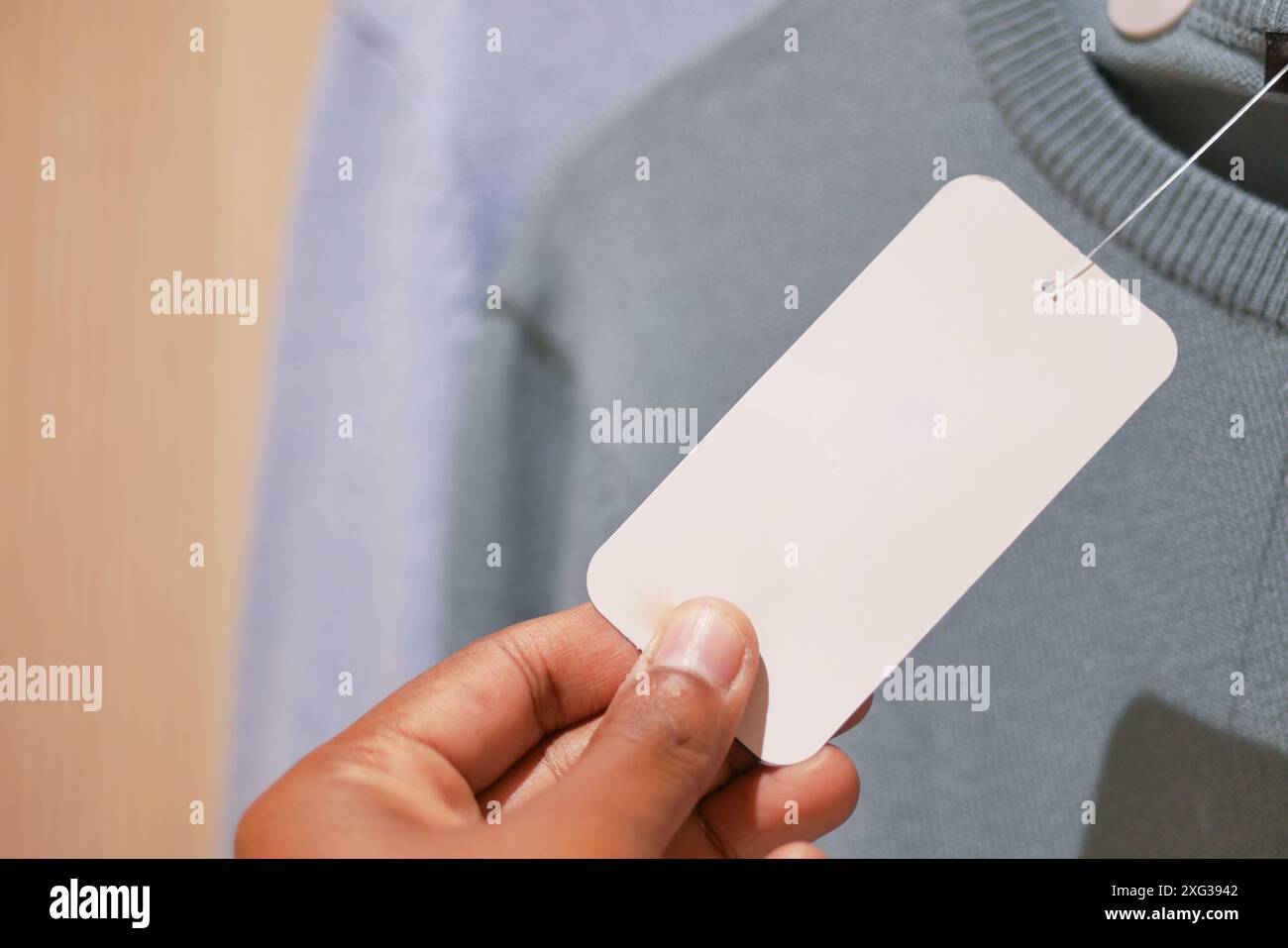 man hand Checking price tag Stock Photo - Alamy