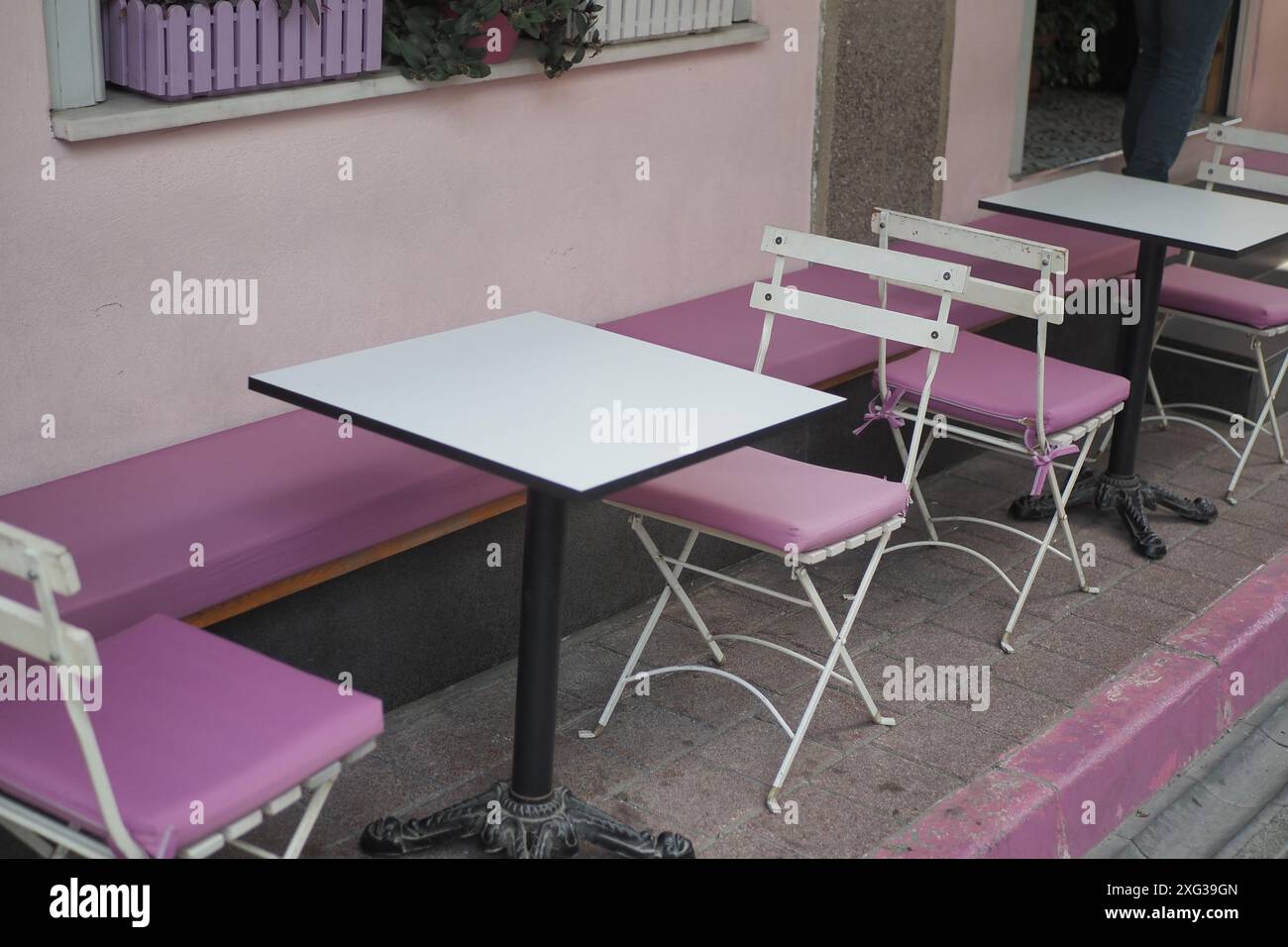 Caf seating hi-res stock photography and images - Alamy