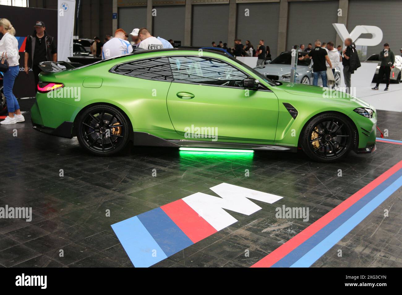 M-Logo vor BMW M4 Competition Coupe 4er M, Baureihe G82, Baujahr 2024 ...