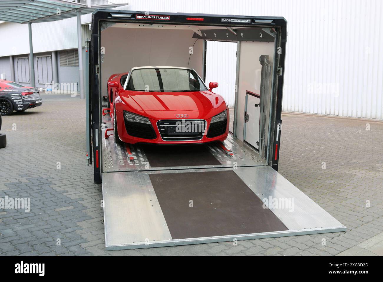 Sportwagen Audi R8 Spyder Cabrio in einem Brian James Trailer ...