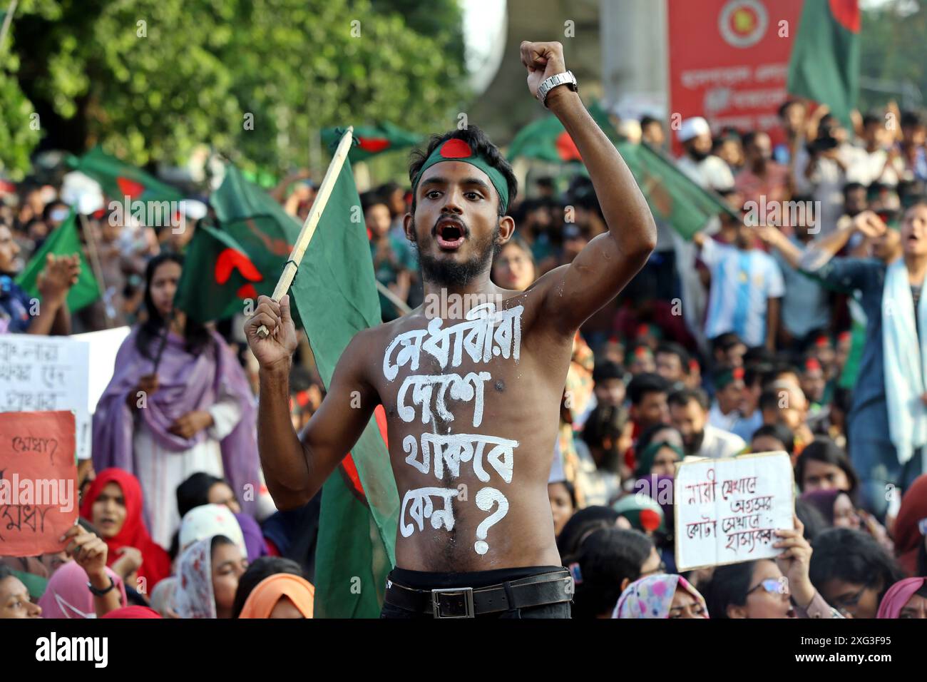 Dhaka, Wari, Bangladesh. 6th July, 2024. Bangladeshi students block the ...