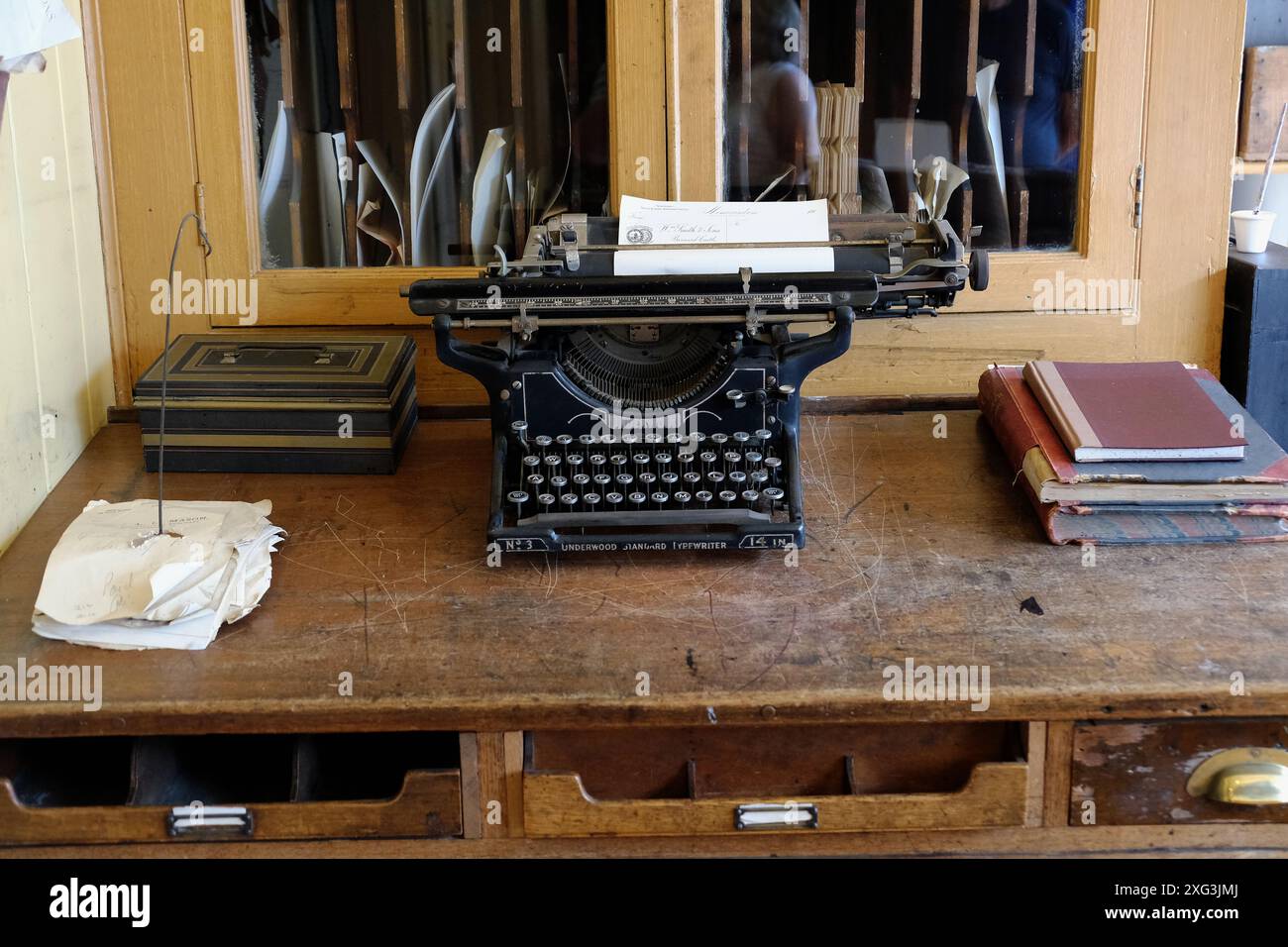 Vintage office desk with typewriter Stock Photo - Alamy