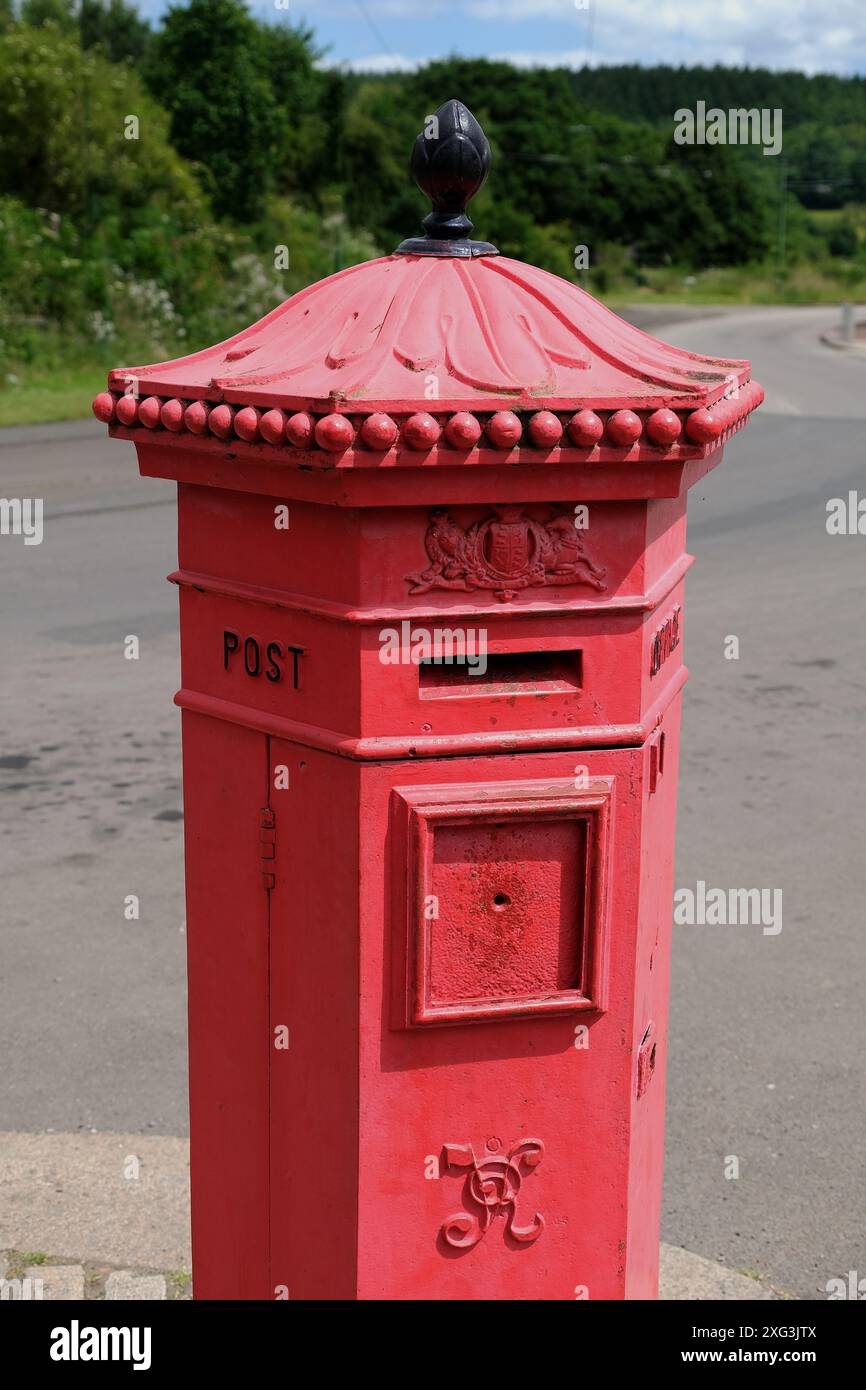 Vintage read British street post box Stock Photo - Alamy