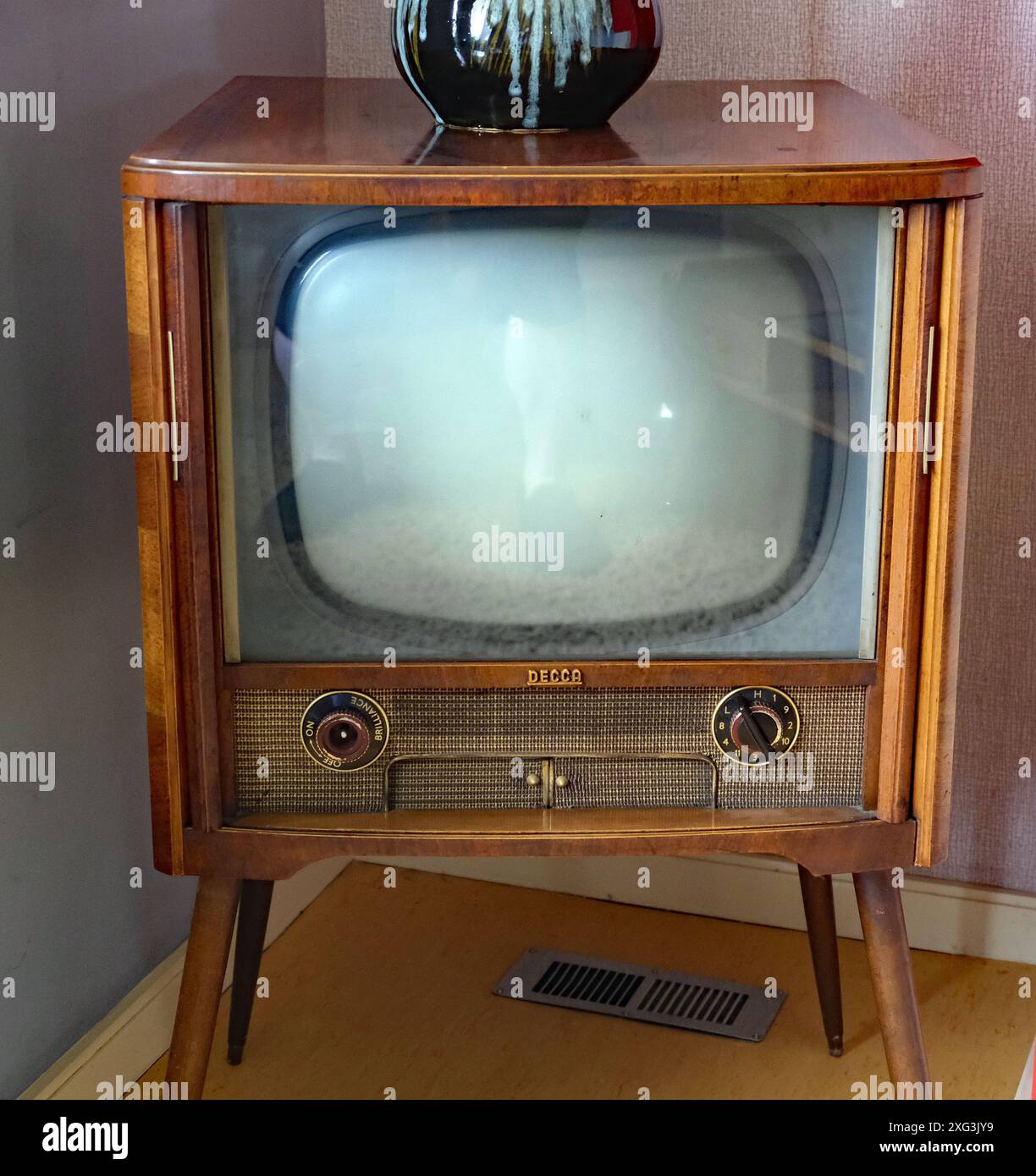 1950 television set hi-res stock photography and images - Alamy